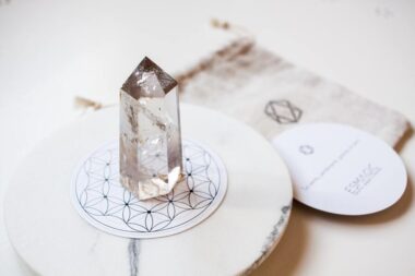How to Tell if Clear Quartz is Real or Fake? 7 Ways!