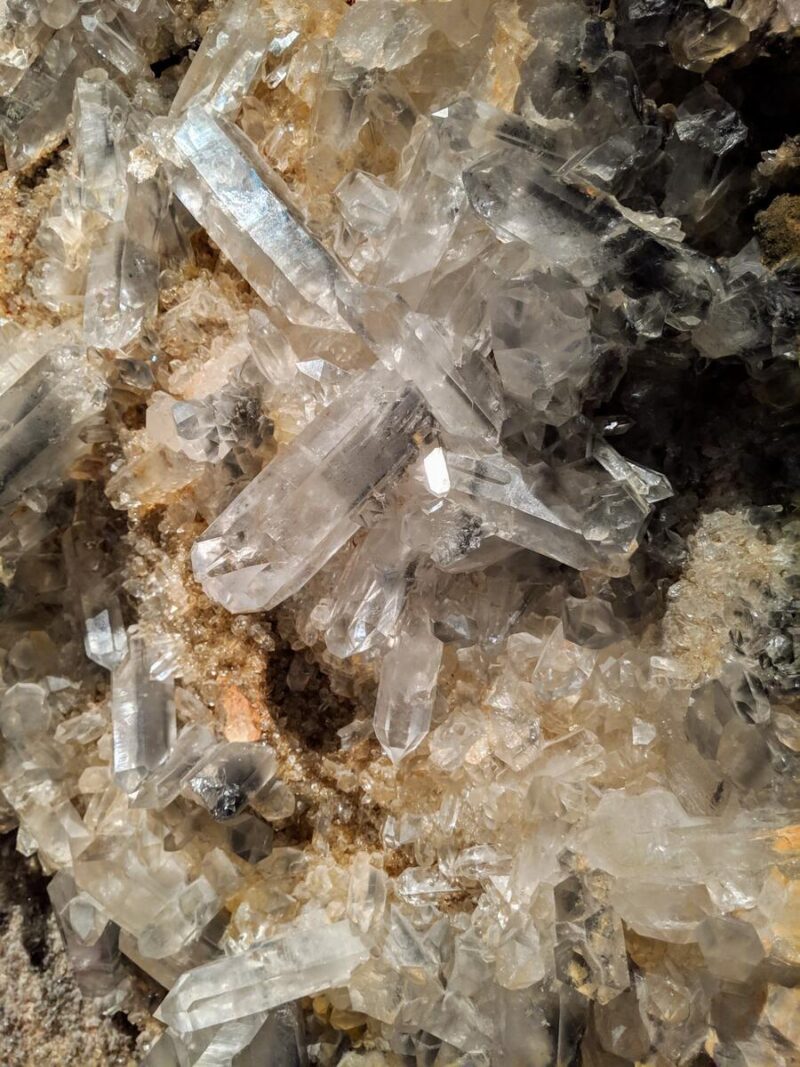 How to Tell if Clear Quartz is Real or Fake? 7 Ways!