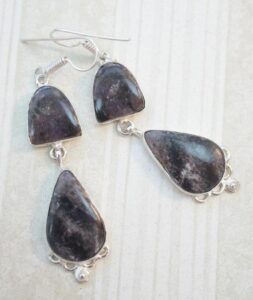 15 Healing & Metaphysical Properties of Charoite