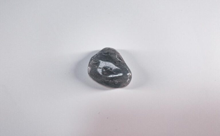 9 Grey Agate Crystal Properties and Meaning (Updated)