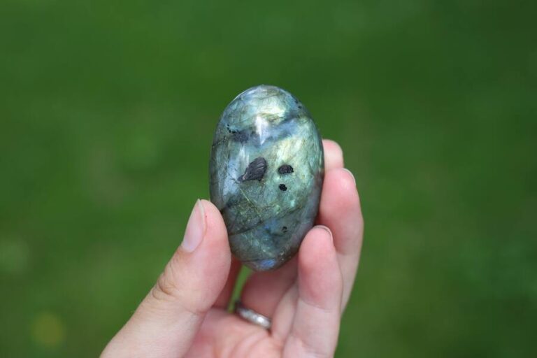 What is Labradorite Good For? 11 Benefits (Ring, Bracelet)