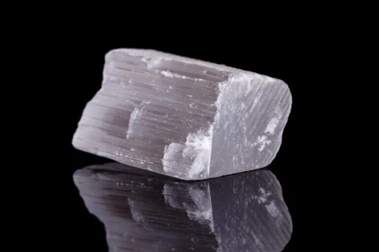 Satin Spar VS Selenite: 7 Differences & Properties (Images)